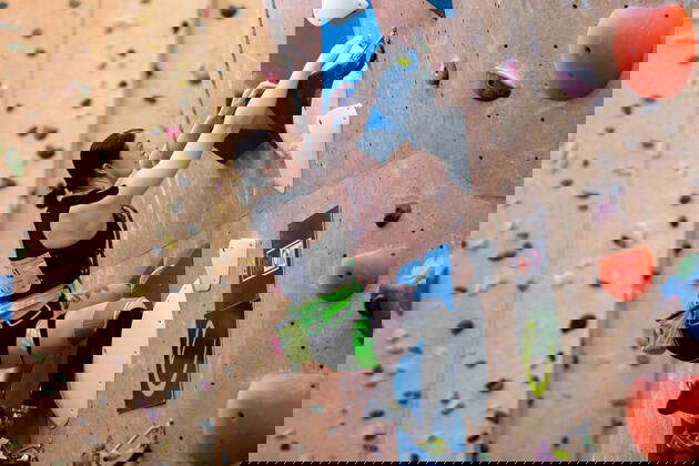 SARAH LARCOMBE PARACLIMBER, Amputee climber Sarah Larcombe climbs ...