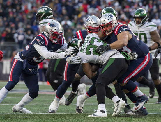 New York Jets running back James Robinson breaks free during a game ...