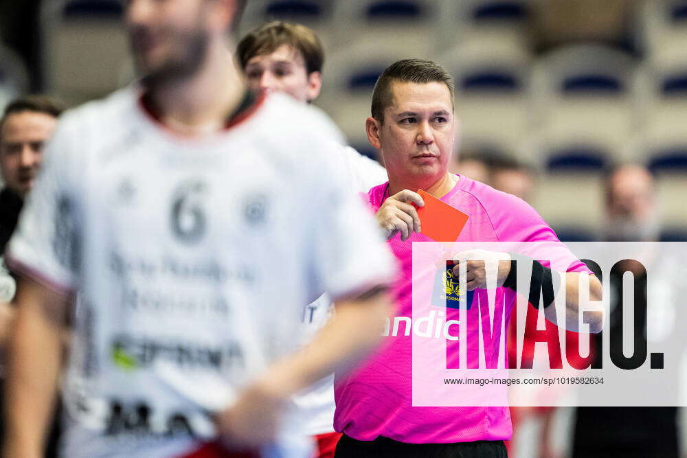 221122 Referee Kenneth Cardell with the red card during the handball ...