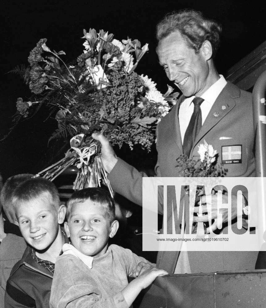 19600905 Gert Fredriksson is celebrated on his return to Sweden after ...