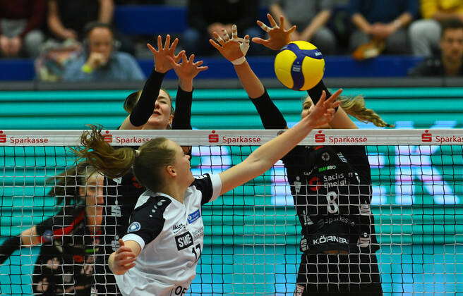 behind the net Lara Berger 10 and Monique Strubbe both Dresden block ...