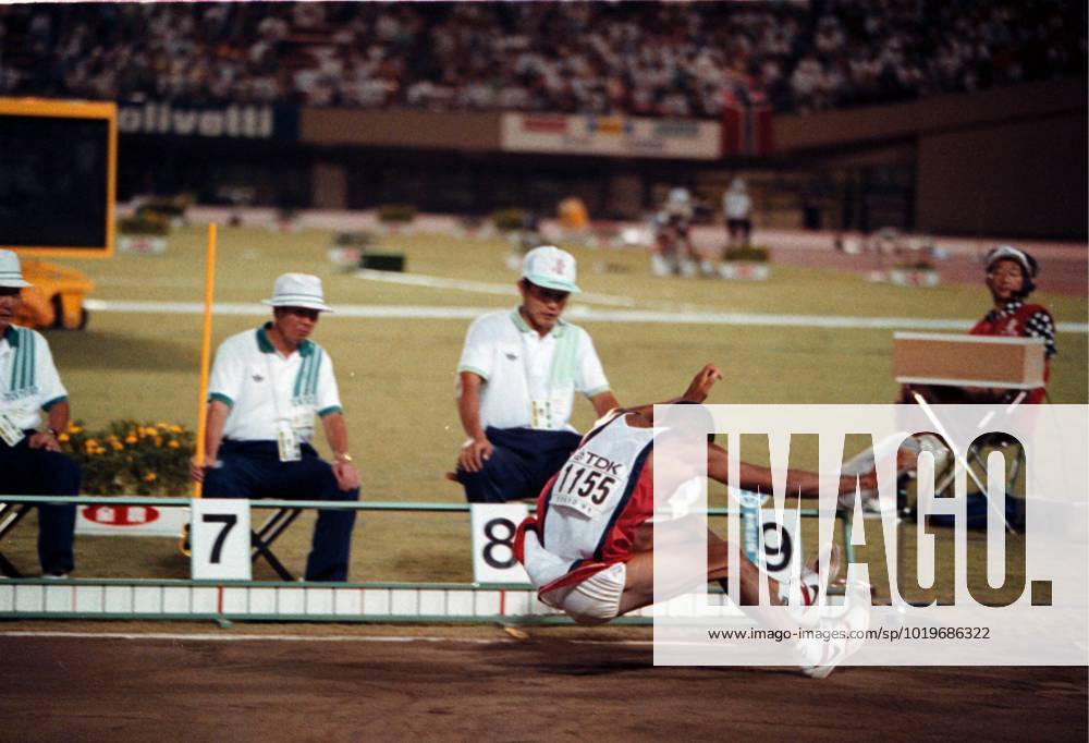 ARCHIVE 1991 Mike Powell sets world record in the long jump at 8.95m at ...