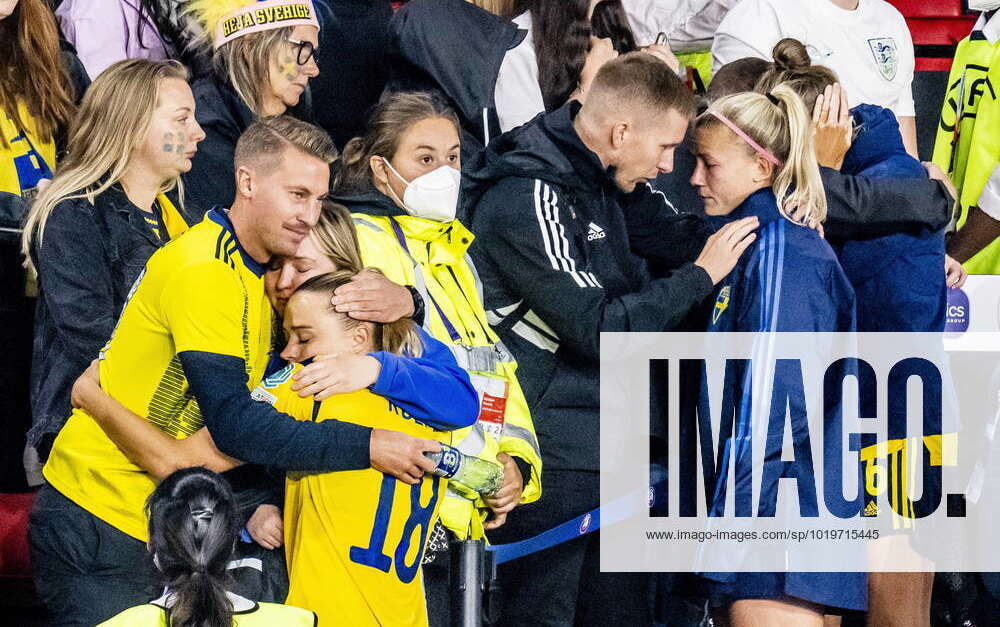 Amanda Nilden with family, Fridolina Rolfö with boyfriend Simon Schott ...