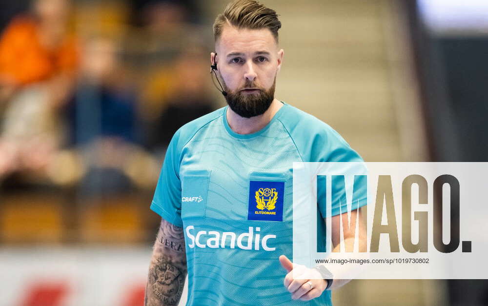 221125 Referee Johan Gedda during the handball match in the Handball ...