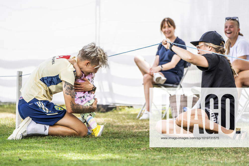Lina Hurtig and Lisa Hurtig with their daughter Lo at todays training ...