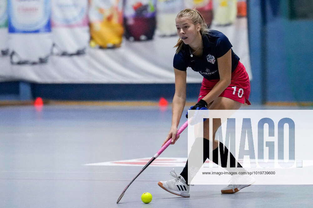 Anne Henke RRK, 10 , on the ball, crop, full body, single image, single ...