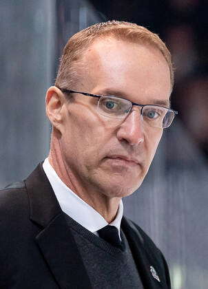 Gerry Fleming head coach, Loewen Frankfurt EHC Red Bull Muenchen vs ...