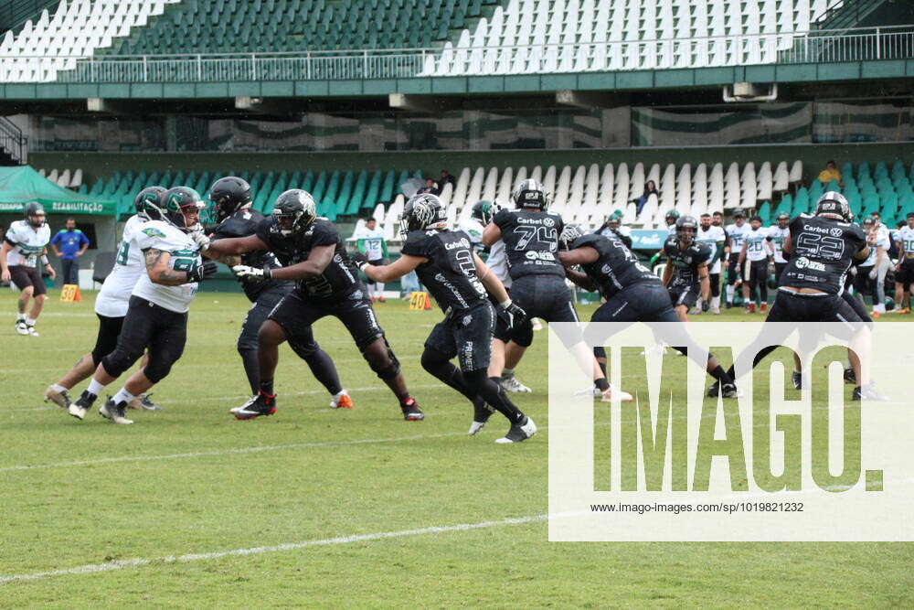 Final da Liga do Campeonato Brasileiro de Futebol Americano com os ti ...