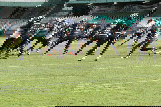 Final da Liga do Campeonato Brasileiro de Futebol Americano com os ti ...