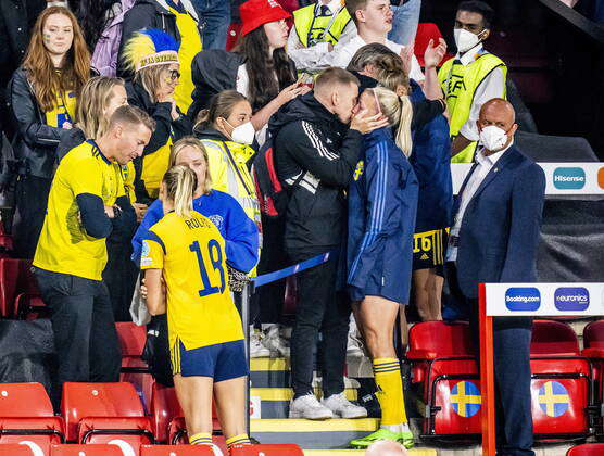 Amanda Nilden with family, Fridolina Rolfö with boyfriend Simon Schott ...