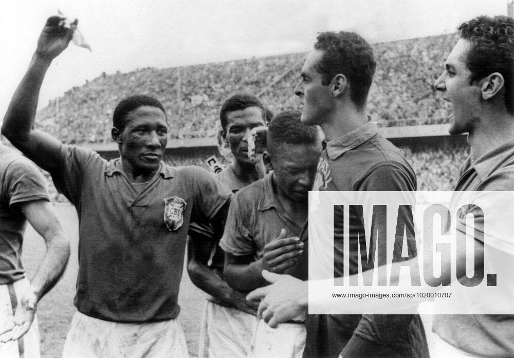 PELE CRIES ON THE SHOULDER OF GOALKEEPER,GILMAR DO SANTOS NEVES AFTER ...
