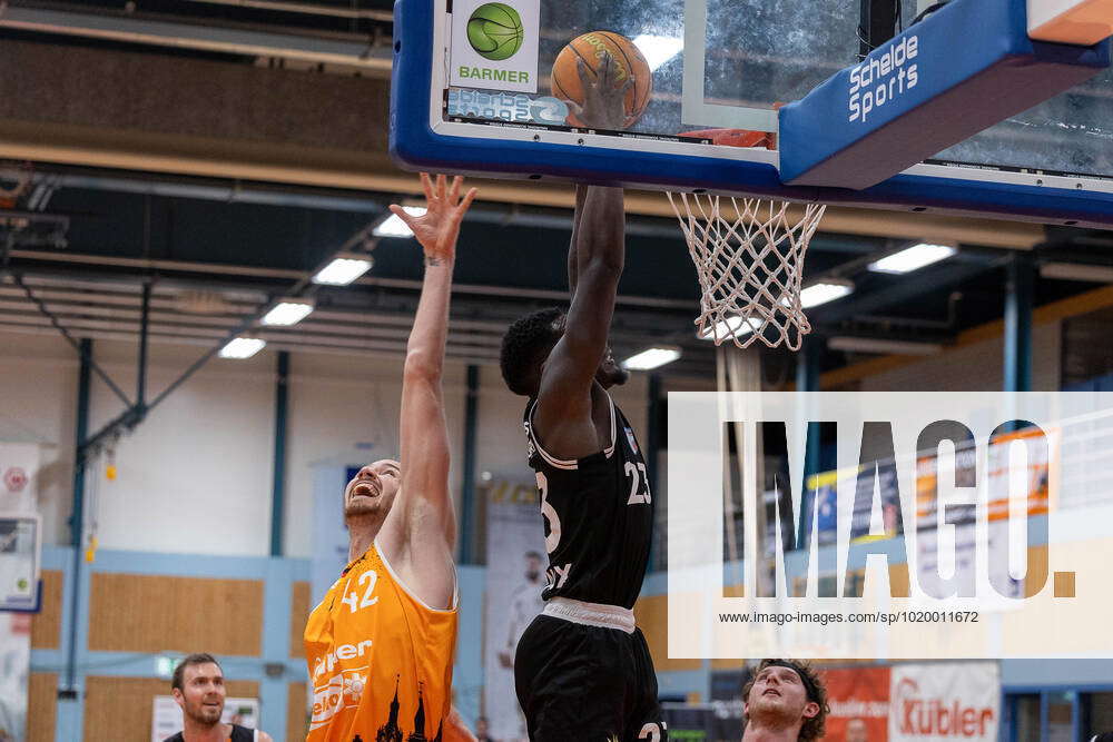 Daniel Mayr wiha Panthers Schwenningen, 42 Melkisedek Moreaux ART ...