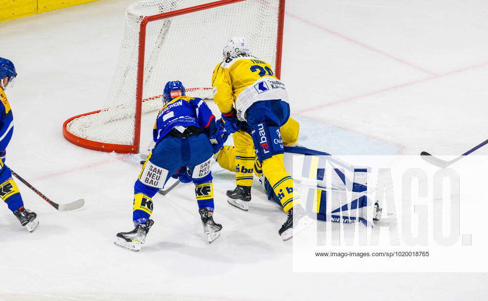 Davos goalkeeper 29 Sandro Aeschlimann makes long Kloten forward 8 Marc ...