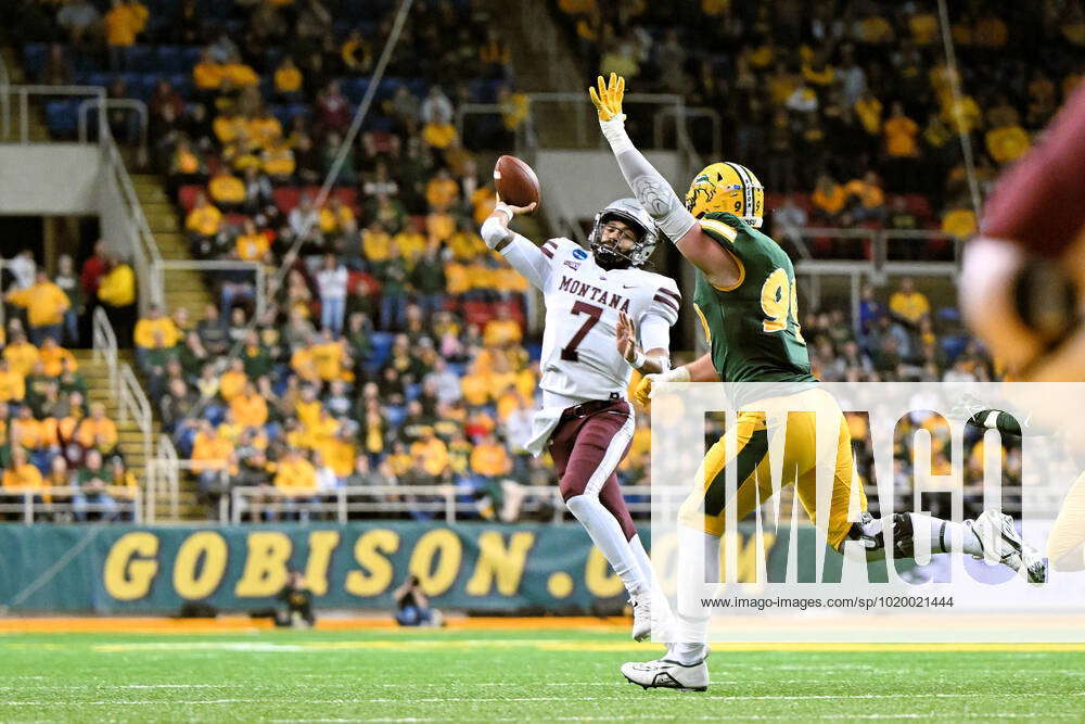 Montana Grizzlies quarterback Lucas Johnson (7) passes the ball during ...