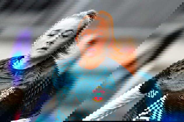 Dartford, England, November 27 2022: Goalkeeper Katie Startup warm-up ...