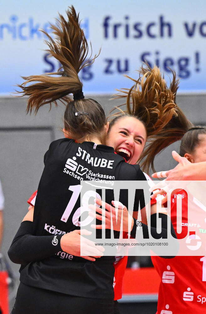 Cheers for Sarah Straube and Elisa Lohmann both Dresden , final cheer ...