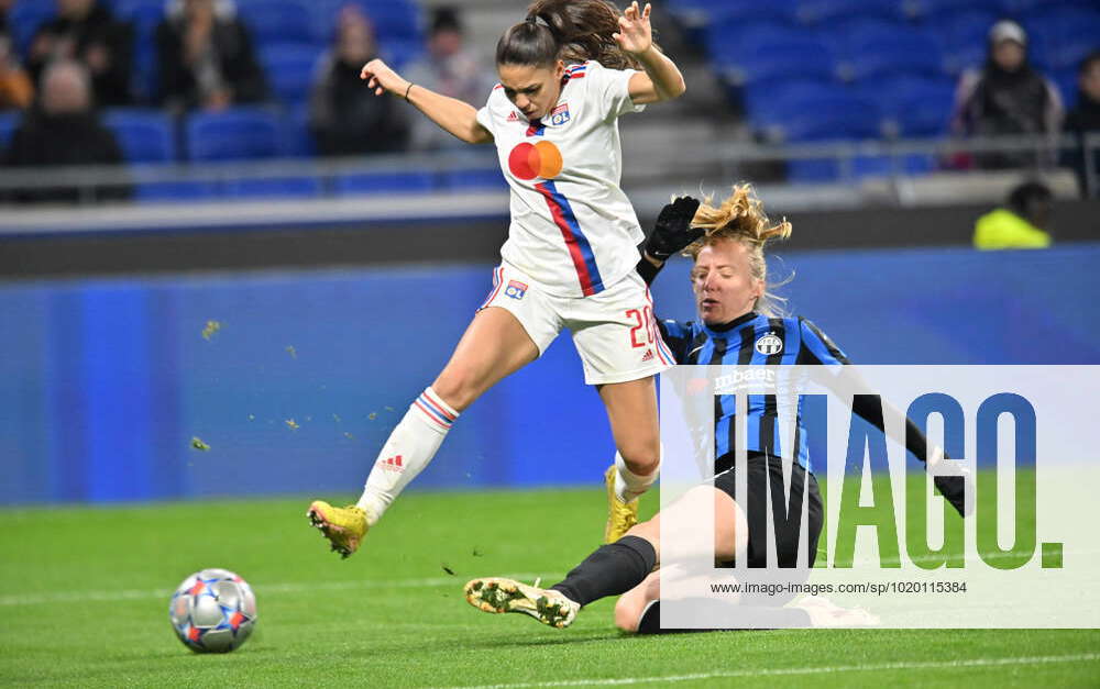 Delphine Cascarino (lyon) vs irina Pando (zurich) FOOTBALL: Olympique ...