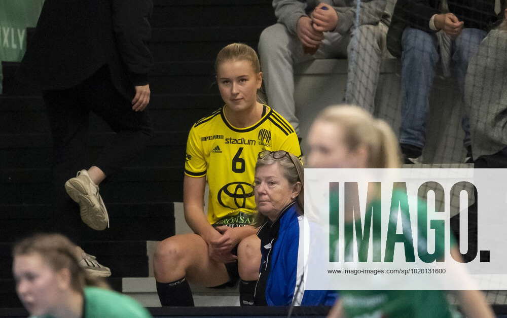 221208 Sävehofs Stina Wiksfors is sent off during the handball match in ...