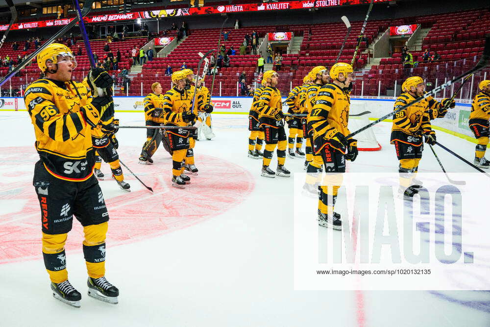 221208 Skellefteas players thank the crowd after the ice hockey match in the SHL between Malm