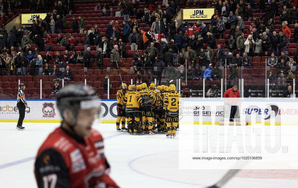MALMÖ 20221208 Skellefteas players celebrate after Thursdays victory in the SHL ice hockey match