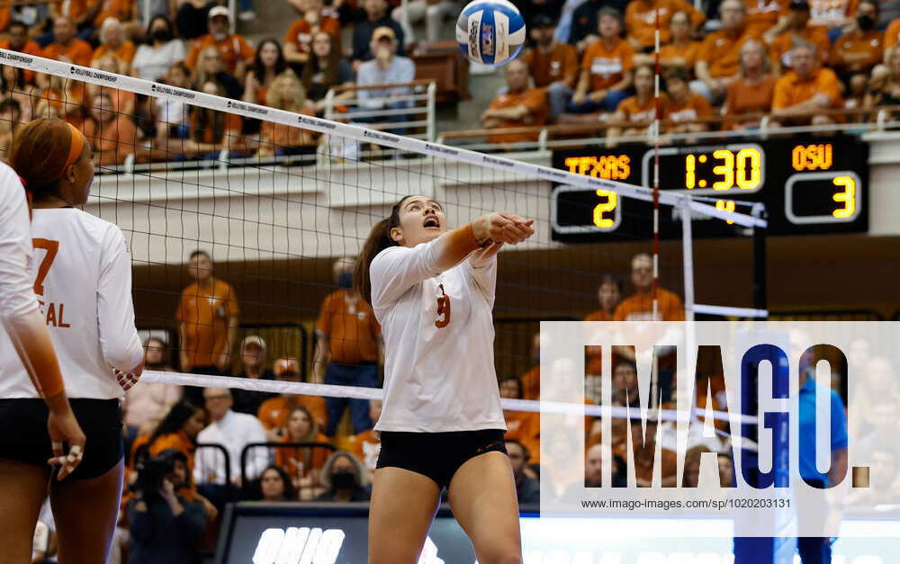 December 10, 2022: Texas setter SAIGE KA AHA AINA-TORRES (9) digs the ...