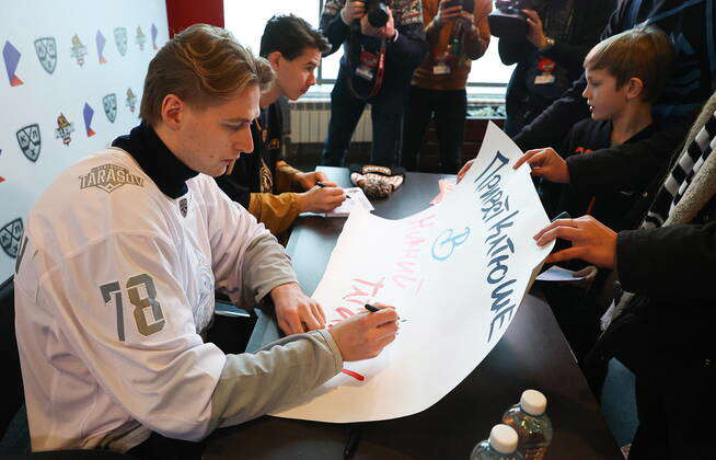 RUSSIA, CHELYABINSK - : Ice hockey, Eishockey players Maxim Shalunov and Nikolai Goldobin sign