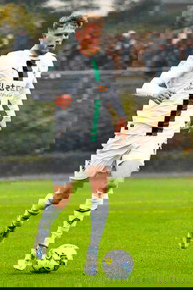 Steffen Meuer BMG II, 18 on the ball, game scene, crop, full body ...