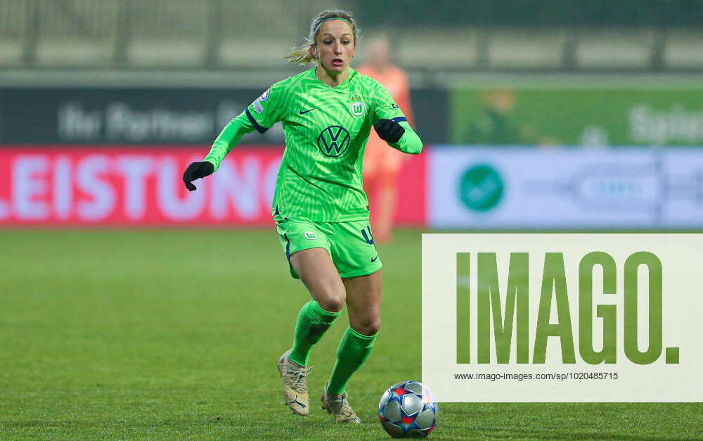 Kathrin Hendrich Kathy, VfL Wolfsburg, 4 on the ball, single image ...