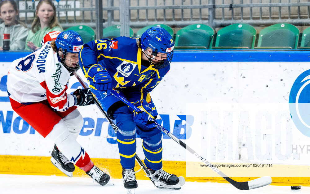 221217 Klara Seroiszkova of Czech Republic and Hanna Olsson of Sweden ...