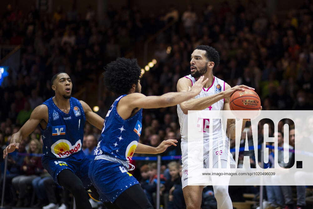 Deane Williams Telekom Baskets Bonn, 24 in duel with Otis Livingston II HAKRO Merlins Crailsheim