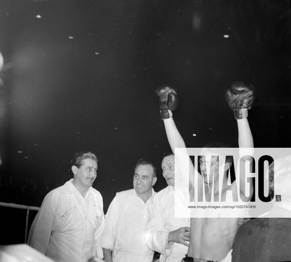 BOXING IN ACTION - BILLY WALKER V JOHNNY PRESCOTT IN LONDON ; 11 DECEMBER