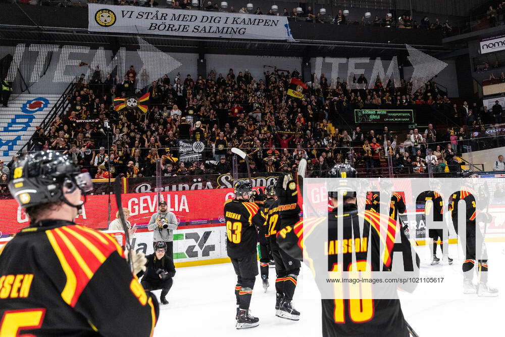 221228 Brynäs players celebrate with the supporters after the ice hockey match in the SHL between