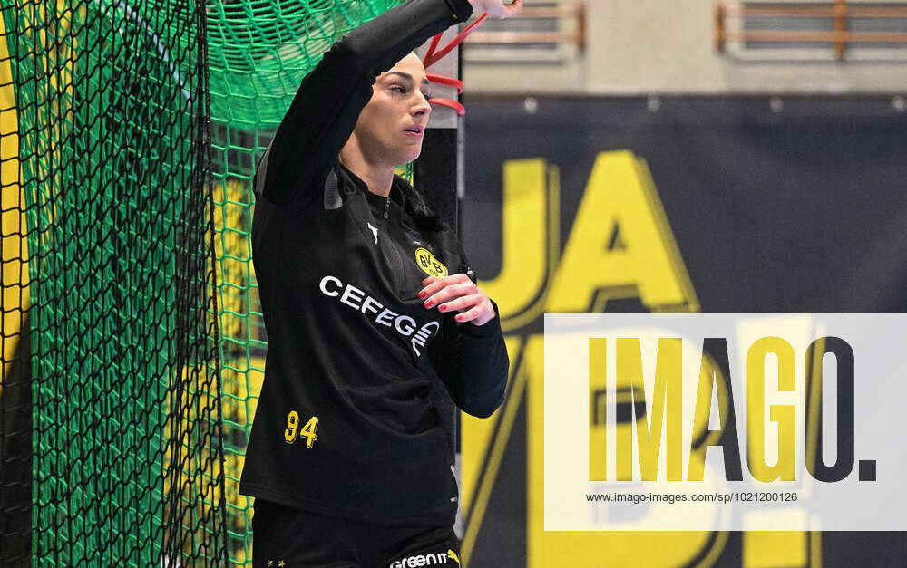 Sara Garovic Borussia Dortmund 09, 94 at stretching Borussia Dortmund ...