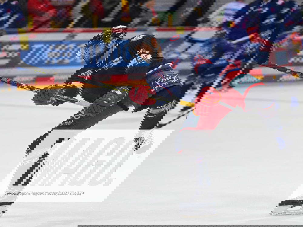 Tobias Eder Duesseldorfer EG, 20 after his shot Duesseldorfer EG vs Eisbaeren Berlin, Ice Hockey