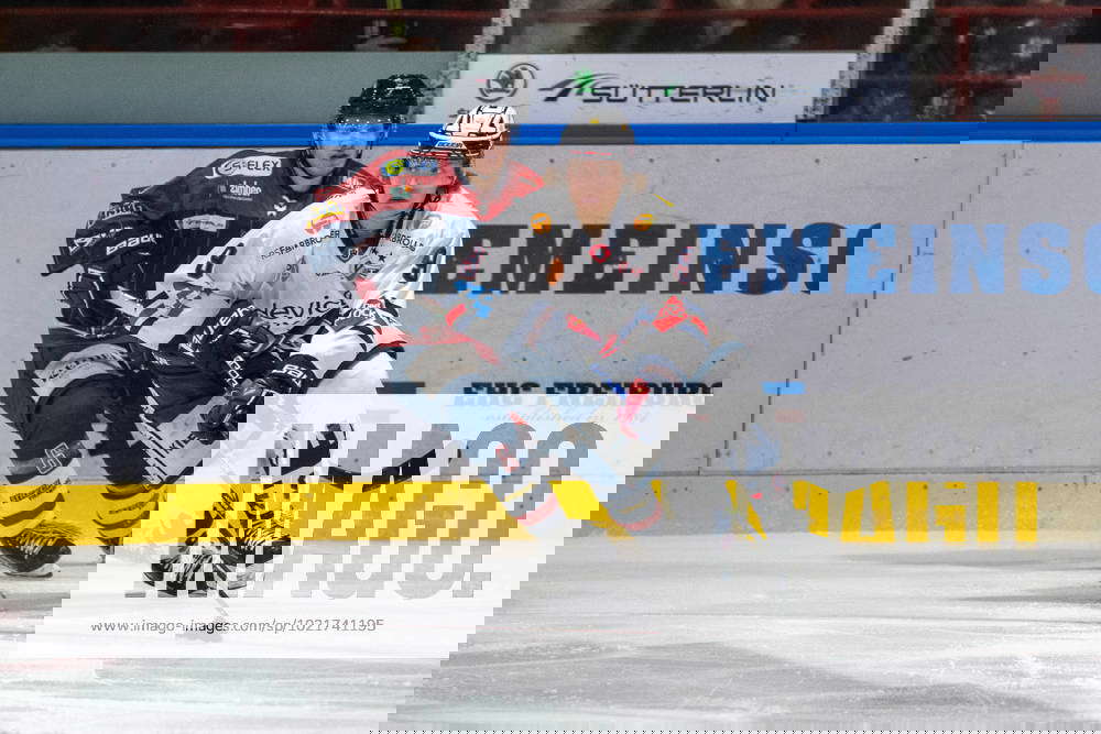 On the puck Robin Drothen Ravensburg Towerstars, 09 behind Lennart ...