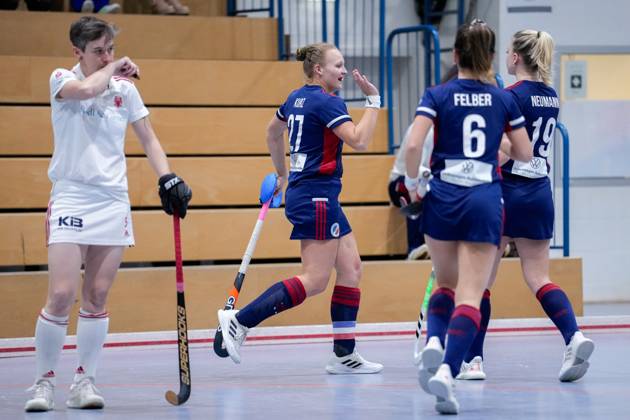 from left Julia Felßner NHTC, 5 , Goal scorer Stine Kurz MHC, 27 ...