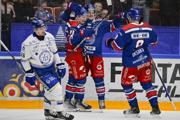 LEKSAND 20221020 Oskarshamns Patrik Karlkvist chases Leksands Martin Karlsson during s SHL ice