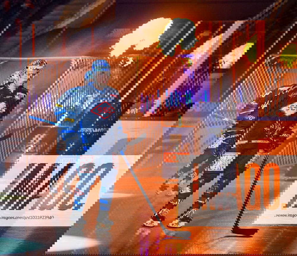 Jussi Petersen 14, Dresden , the Eislöwen come on the ice, run-in, Dresdner Eislöwen against