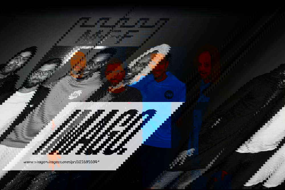 230109 Taha Ali poserar för ett porträtt under en fotografering med ...