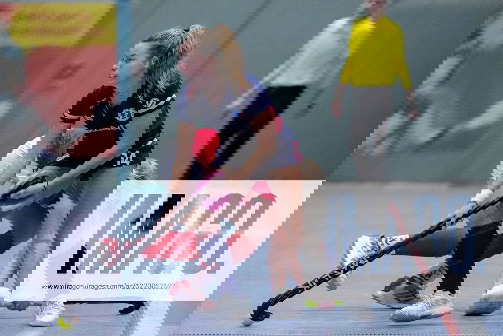 v li Aina Lilly Kresken MHC, 14 , Ines Wanner TSVMH, 11 , duel, tackle ...