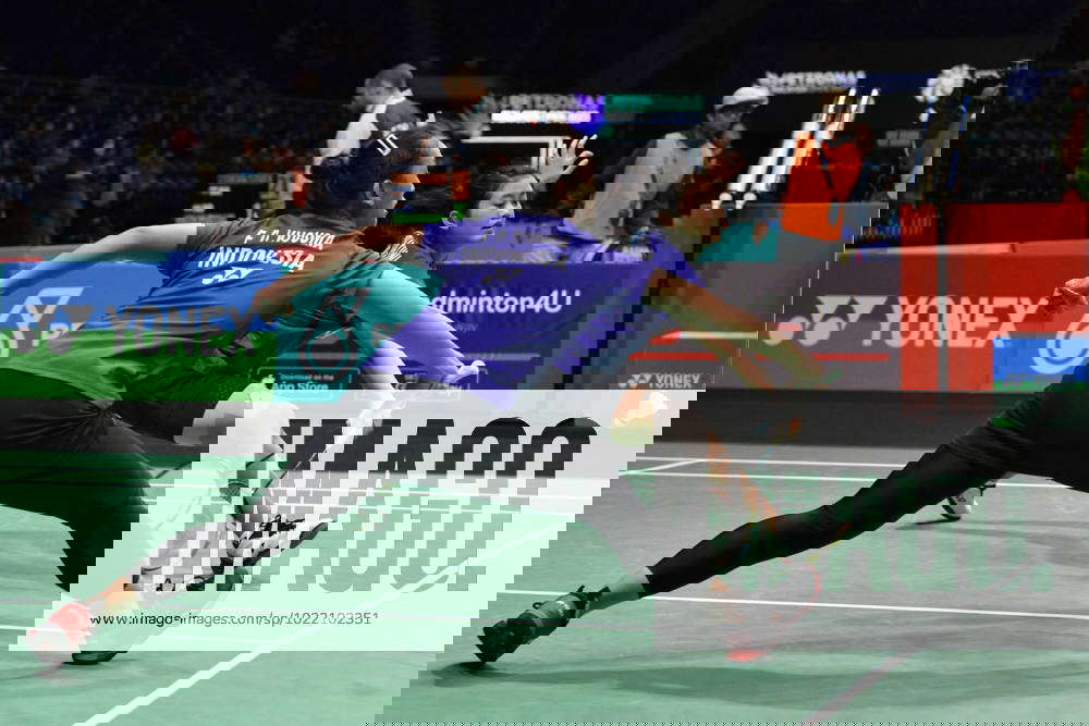 (230112) -- KUALA LUMPUR, Jan. 12, 2023 -- Indonesia s Febriana Dwipuji Kusuma (front) Amalia