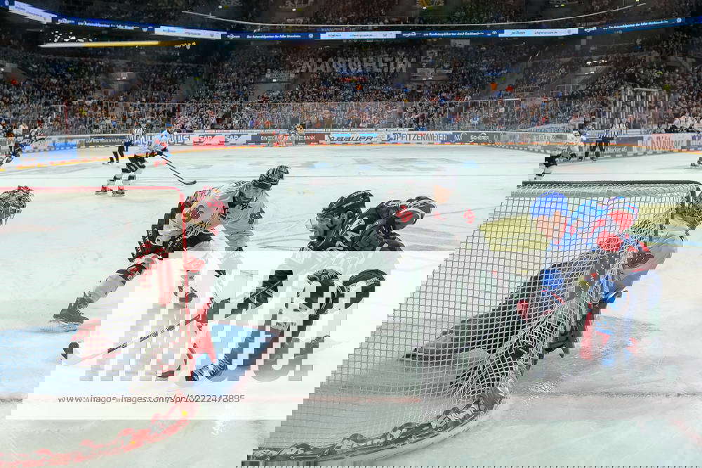 Goal chance Jordan Szwarz Adler Mannheim, 14 vs Landon Ferraro Koelner ...