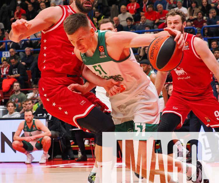 Arnas Butkevicius (Zalgiris Kaunas) thwarted by Giampaolo Ricci (EA7 ...