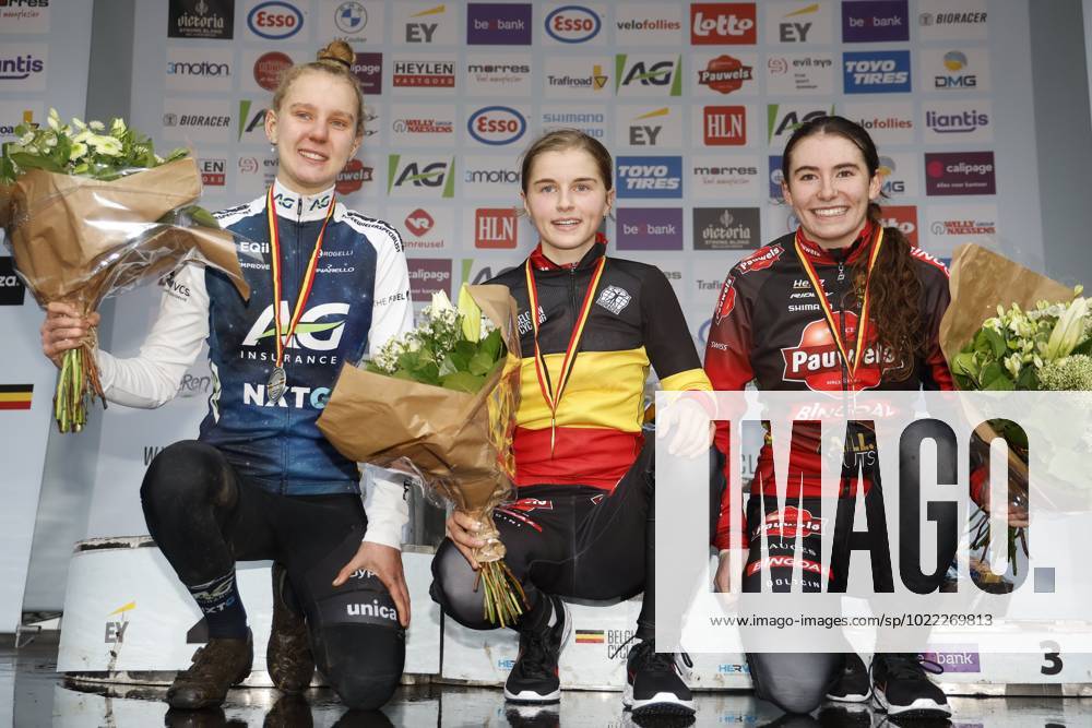 LOKEREN, BELGIUM - JANUARY 14 : De Schoesitter Shanyl (BEL), Moos Fleur ...