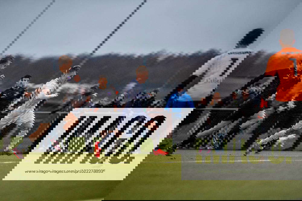 230114 Helsingborgs Emil Hellman under träningsmatchen i fotboll i ...