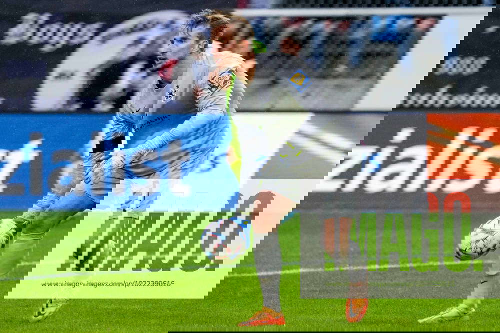 Marco Hiller Goalkeeper, TSV 1860, 1 , on the ball, crop, full body ...