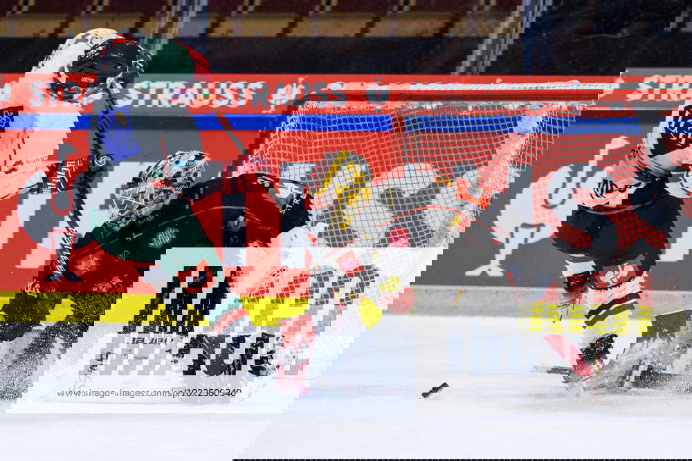 230117 Lulea goalie Matteus Ward saves a penalty by Frölundas Ryan ...