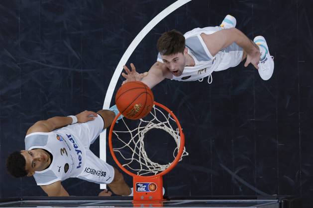 right Dustin Sleva Basketball Löwen Braunschweig left Solomon Young ...