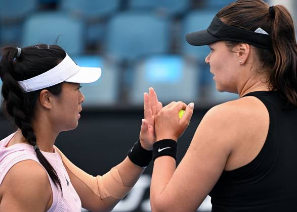 (230119) -- MELBOURNE, Jan. 19, 2023 -- Han Xinyun (L) Lidziya Marozava ...