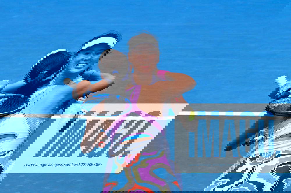 (230119) -- MELBOURNE, Jan. 19, 2023 -- Yang Zhaoxuan (R) hugs with ...